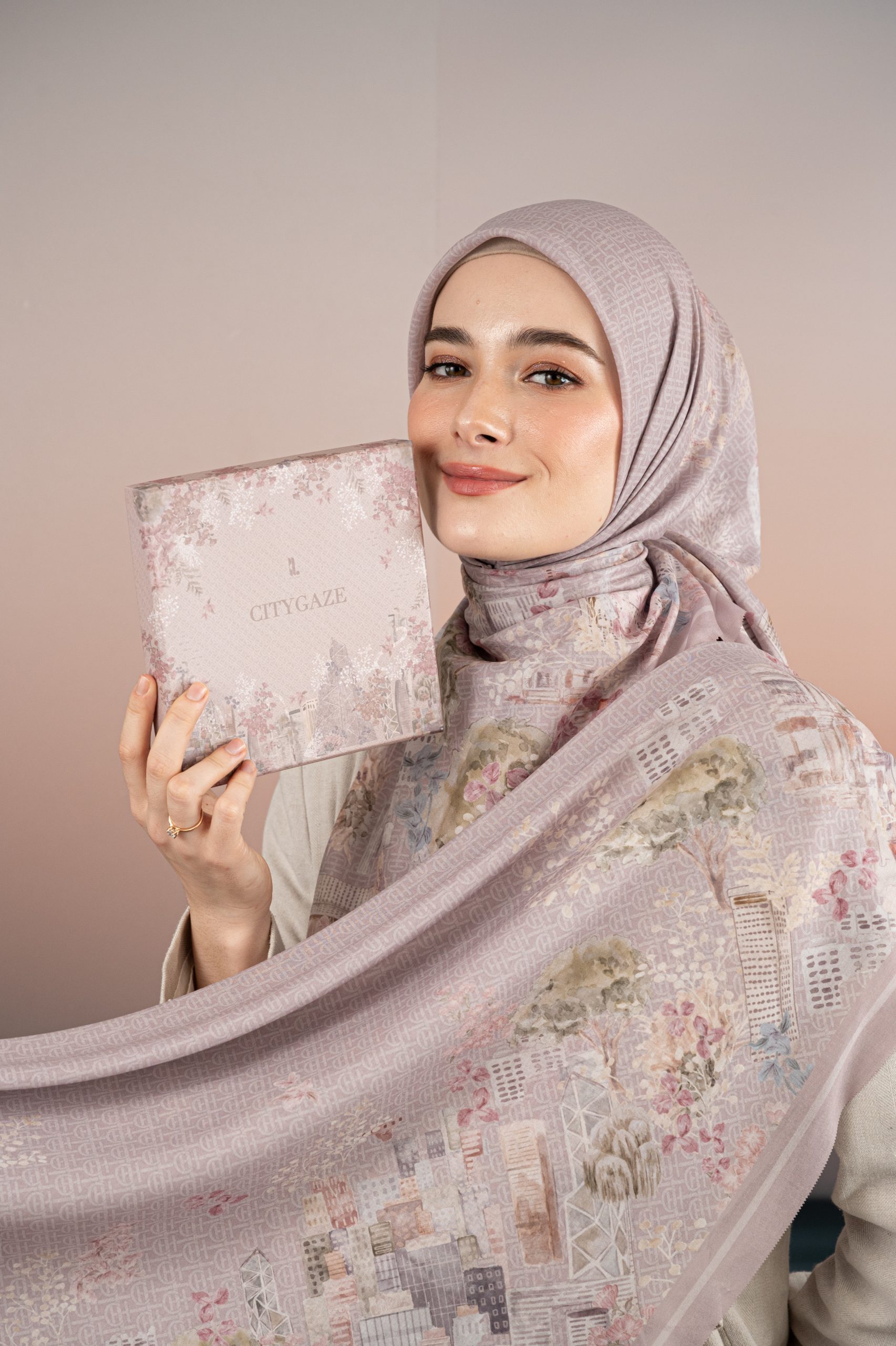 7 Pilihan Hijab Motif untuk Lebaran, Bisa Jadi Hampers Juga lho