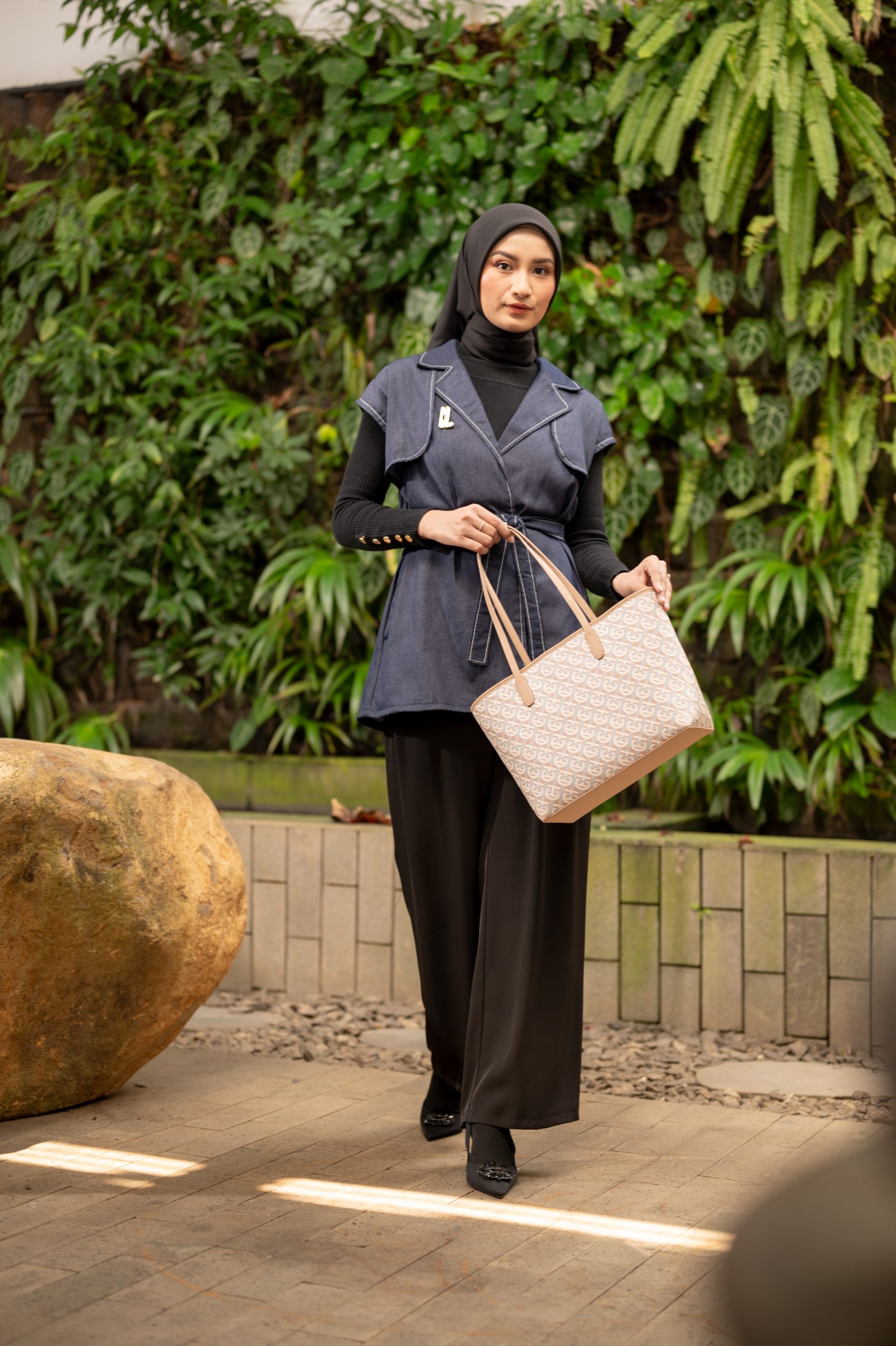 7 Ide OOTD Outfit Baju Hitam Hijab, Anti Boring dan Trendy!
