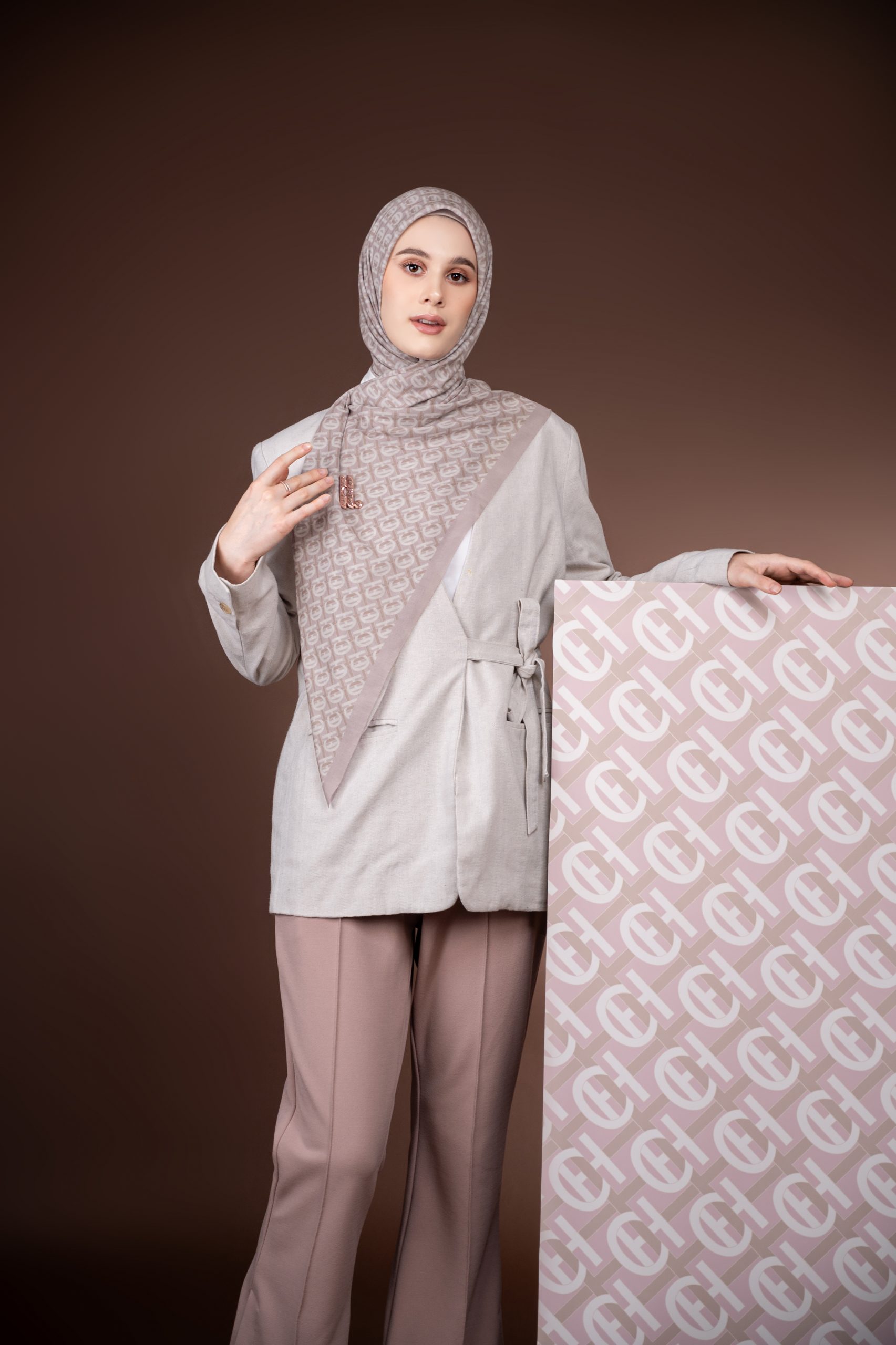 Ini Warna Jilbab yang Cocok untuk Baju Abu-abu, Wajib Punya!