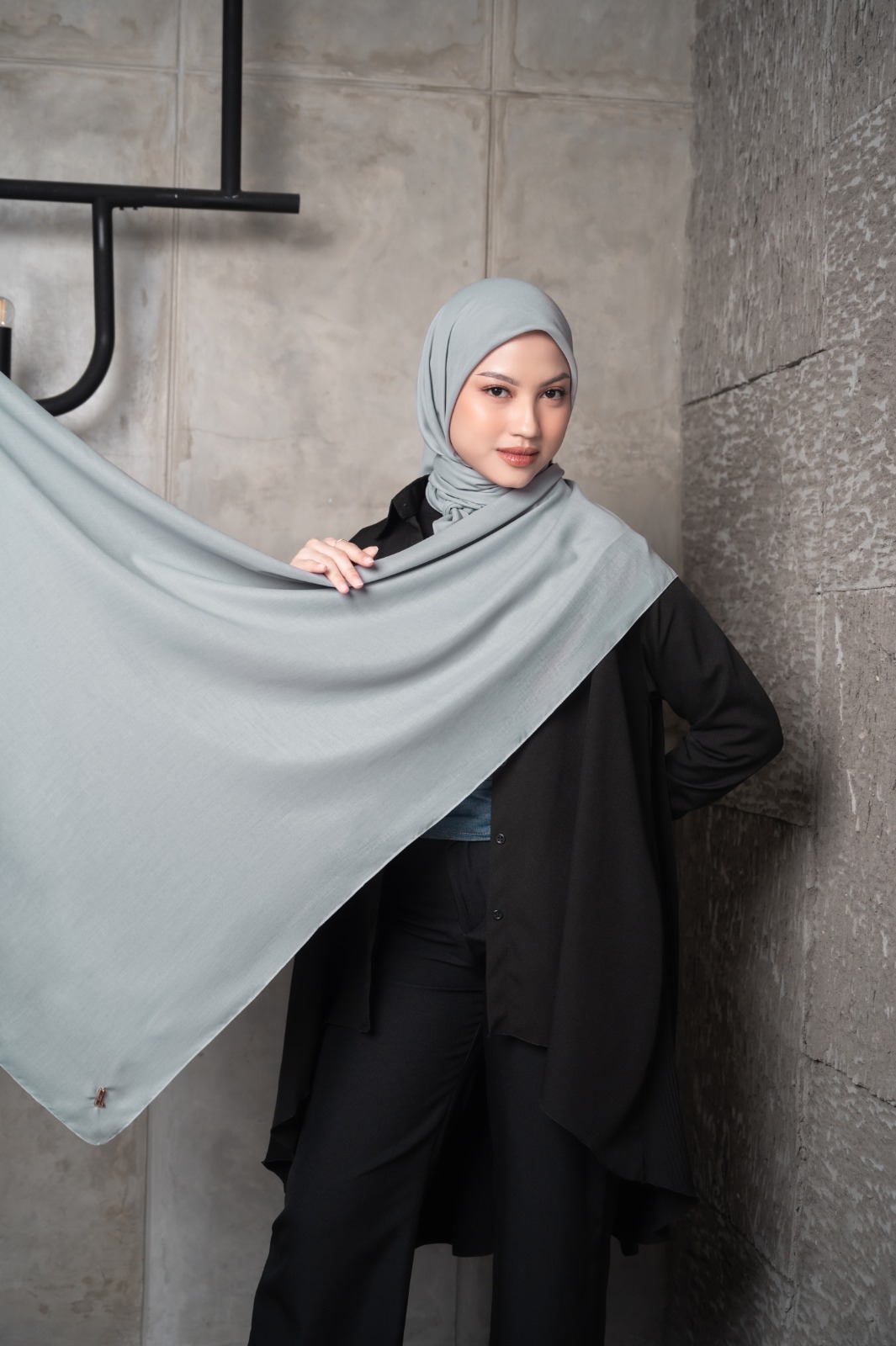 Ini 11 Warna Jilbab yang Cocok untuk Baju Hitam, Simak Yuk!