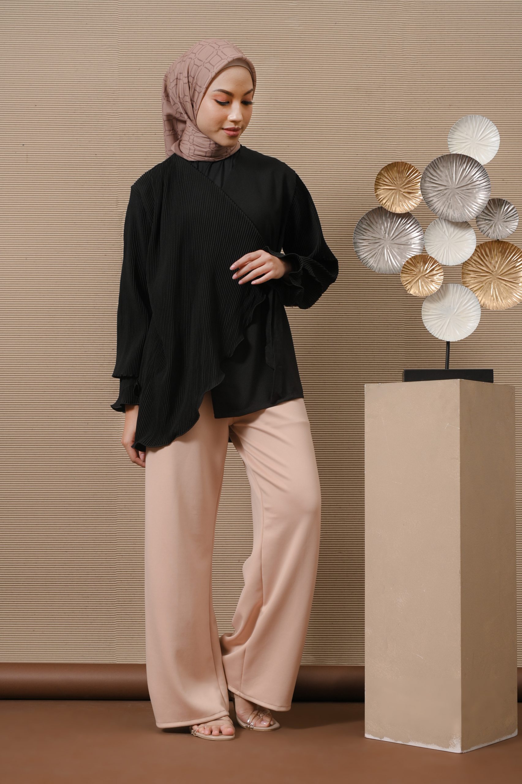 7 Ide OOTD Outfit Baju Hitam Hijab, Anti Boring dan Trendy!