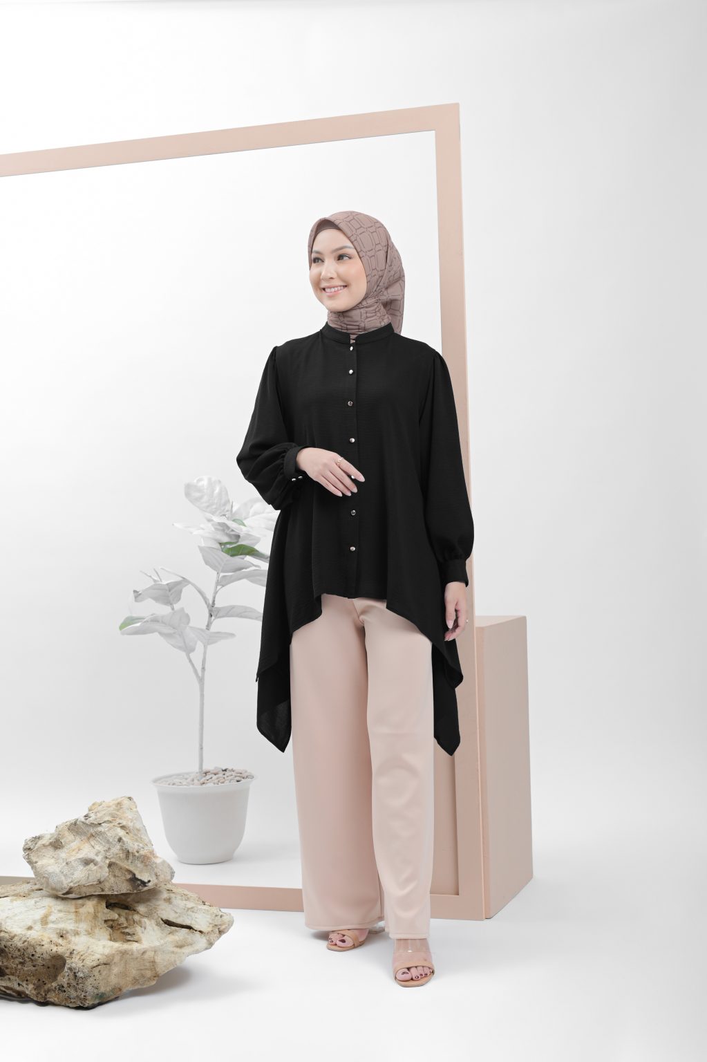 8 Rekomendasi Baju Atasan Wanita yang Trendy