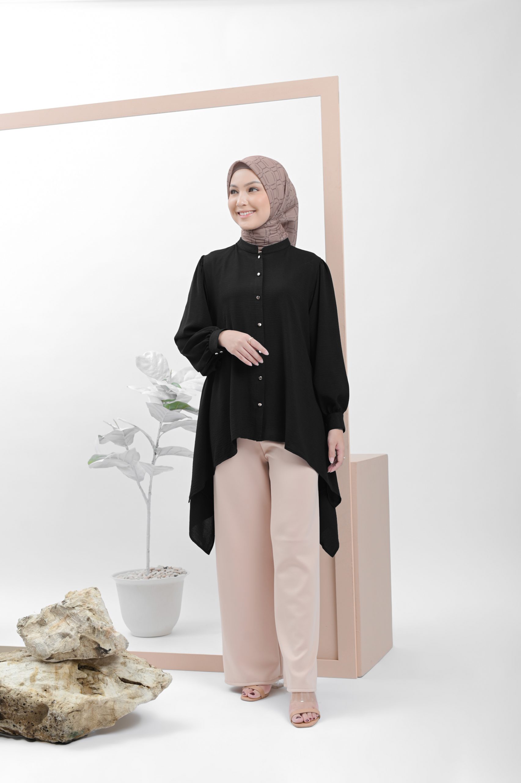 8 Rekomendasi Baju Atasan Wanita yang Trendy