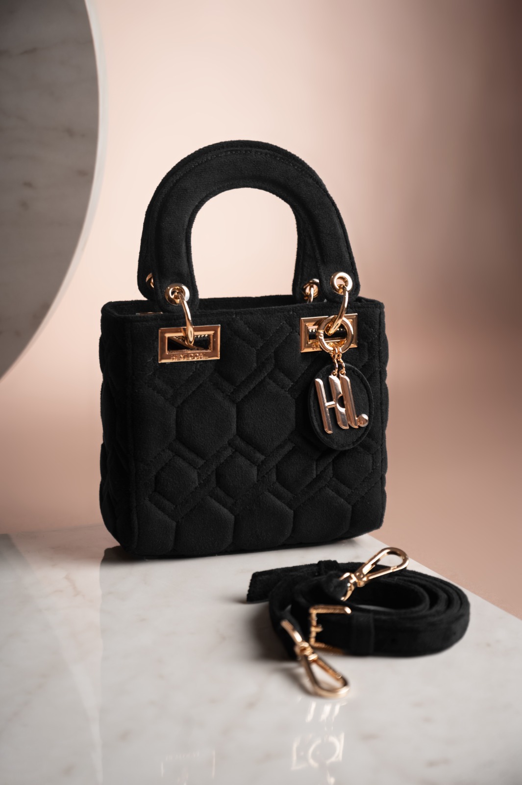 7 Rekomendasi Tas Selempang Wanita Terbaru, Kekinian Banget!