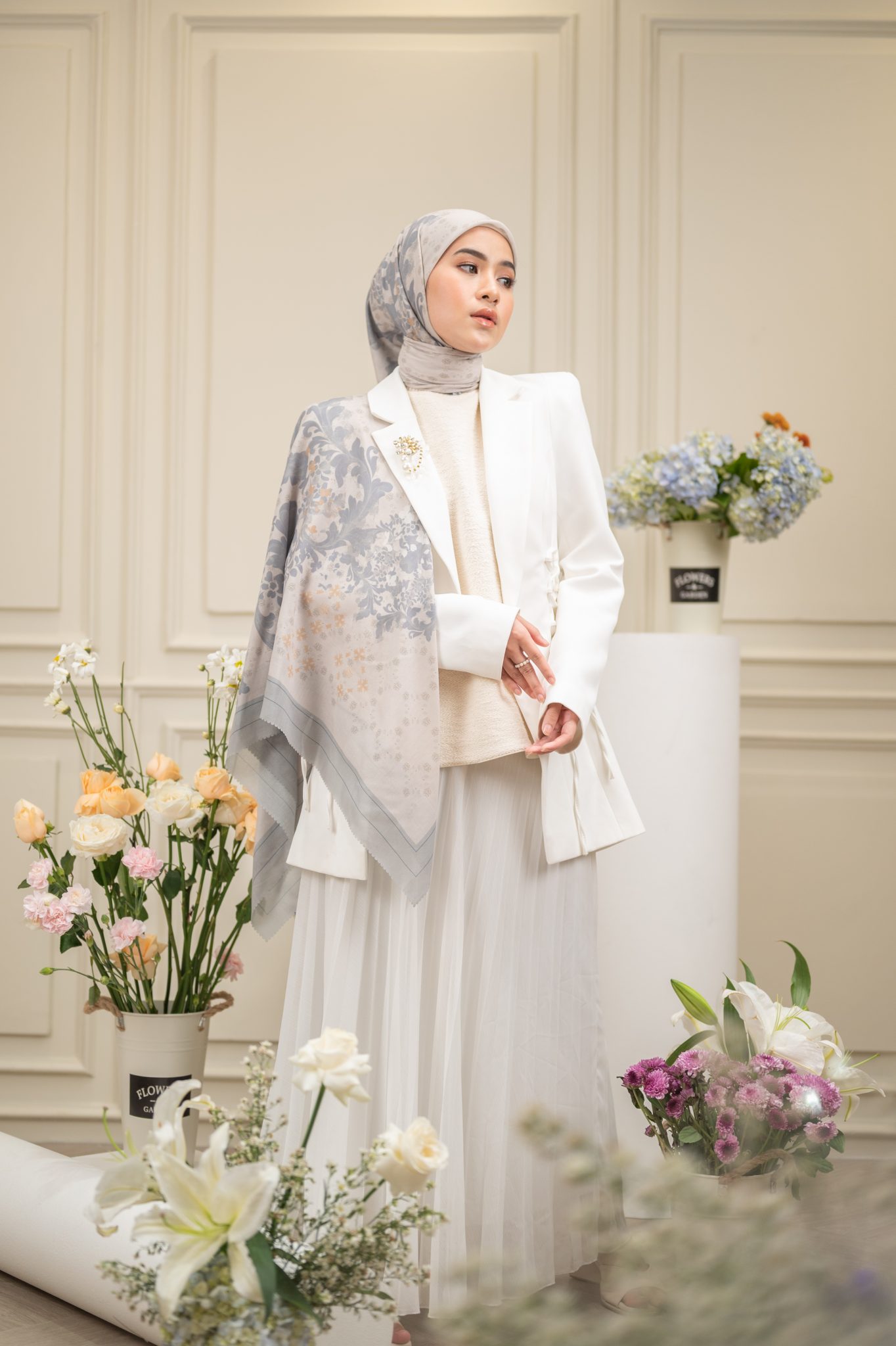 7 Inspirasi OOTD Baju Putih yang Modis dan Simple, Intip Yuk!