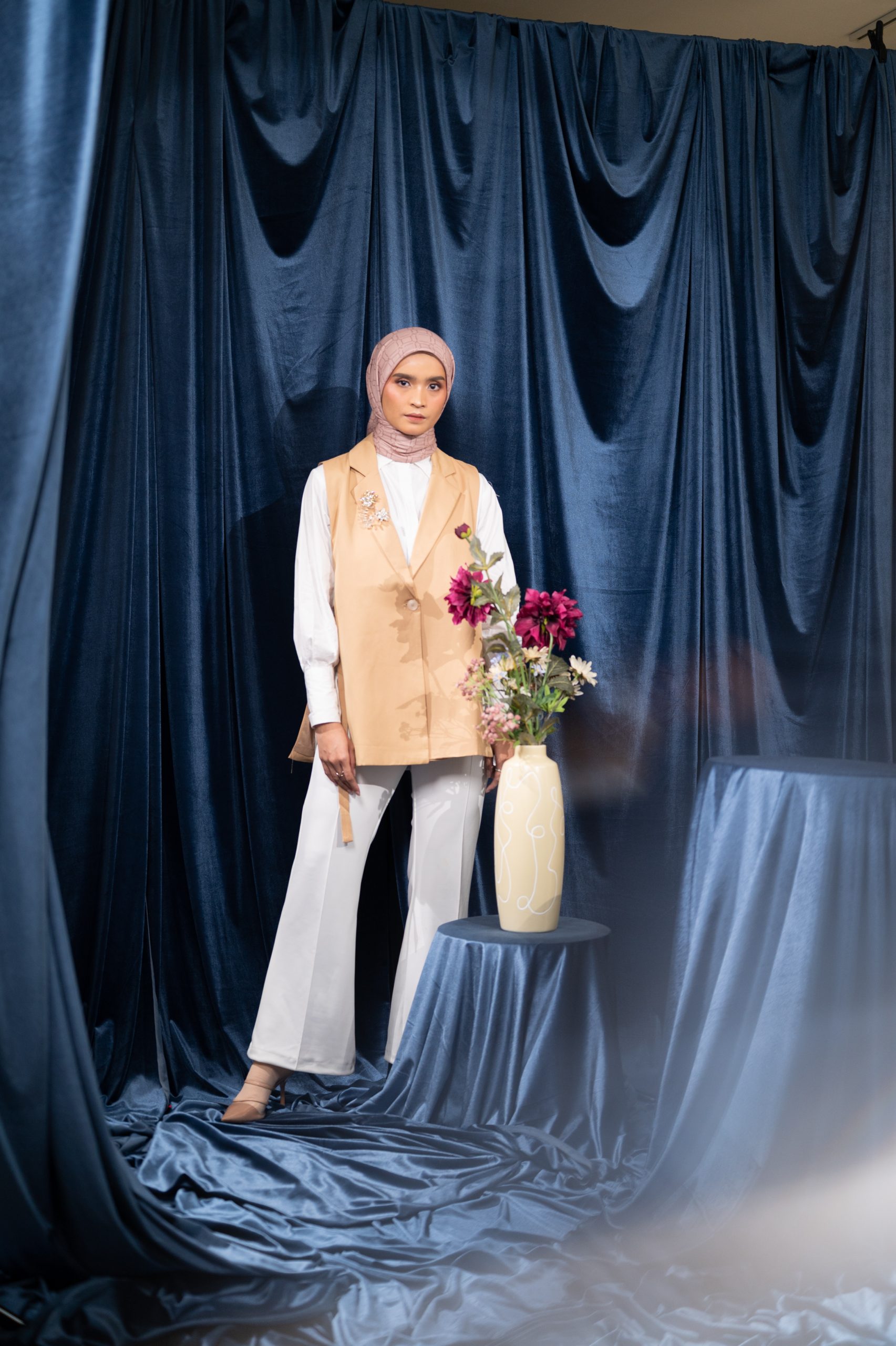 7 Inspirasi OOTD Baju Putih yang Modis dan Simple, Intip Yuk!