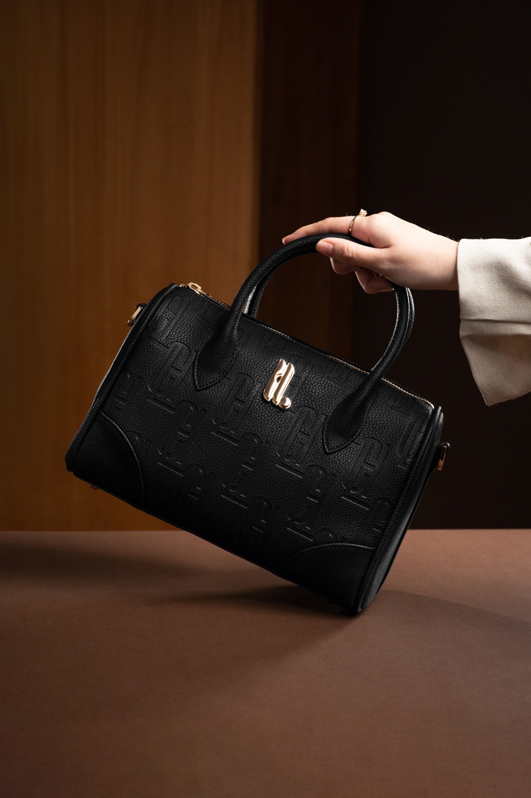 8 Rekomendasi Tas Wanita Warna Hitam, Tampilan Makin Classy!