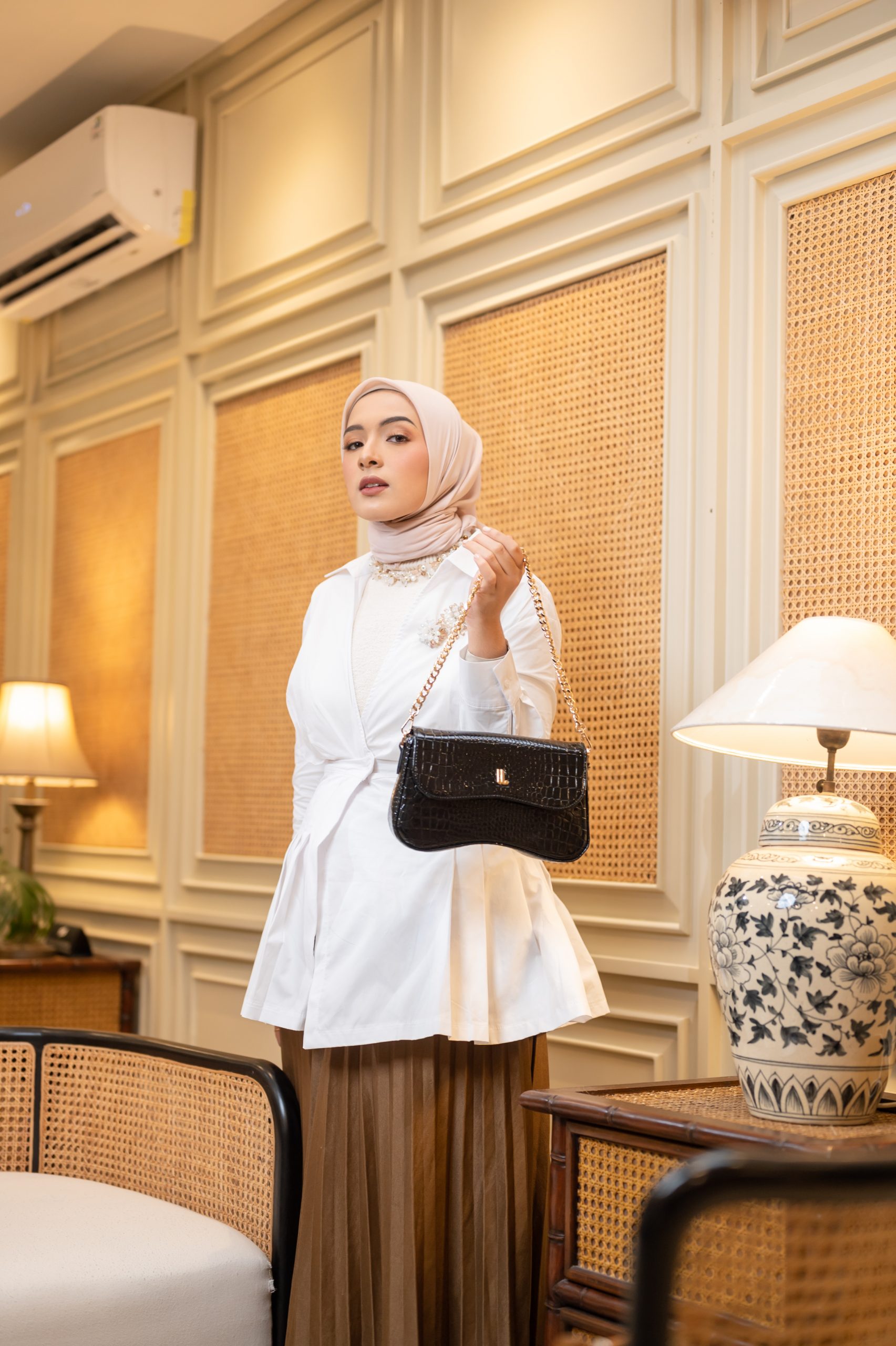 7 Inspirasi OOTD Baju Putih yang Modis dan Simple, Intip Yuk!