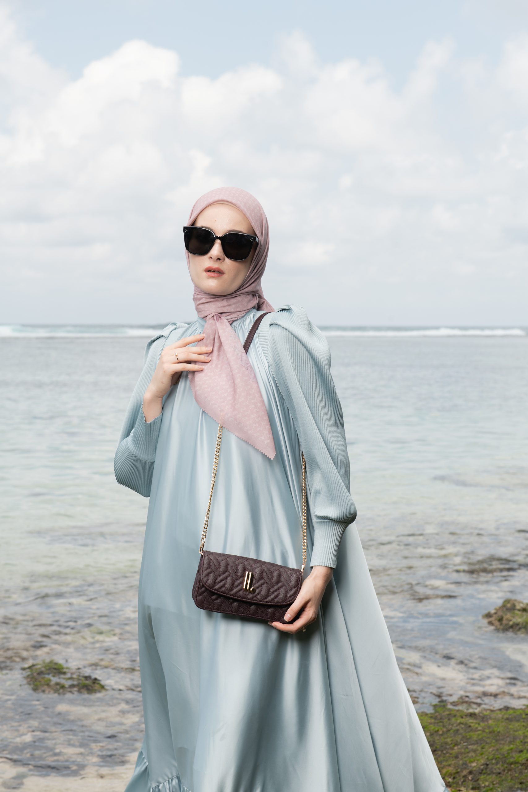 Baju Biru Cocok dengan Jilbab Warna Apa? Ini Dia Daftarnya!