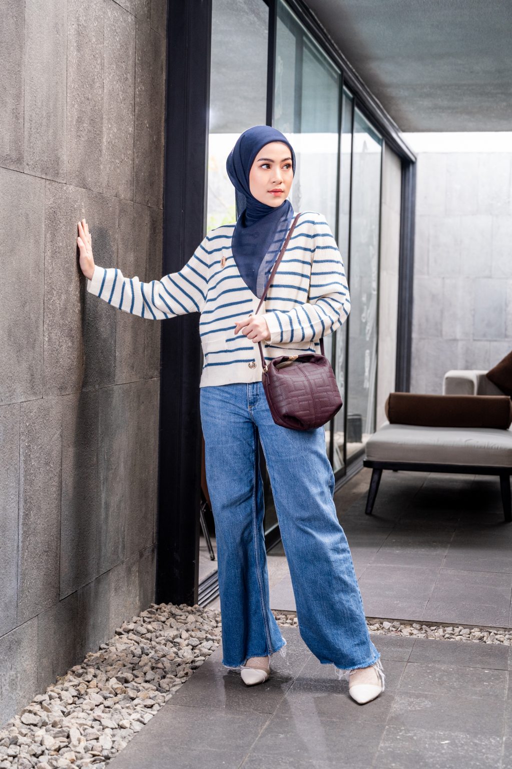 7 Inspirasi OOTD Baju Putih yang Modis dan Simple, Intip Yuk!