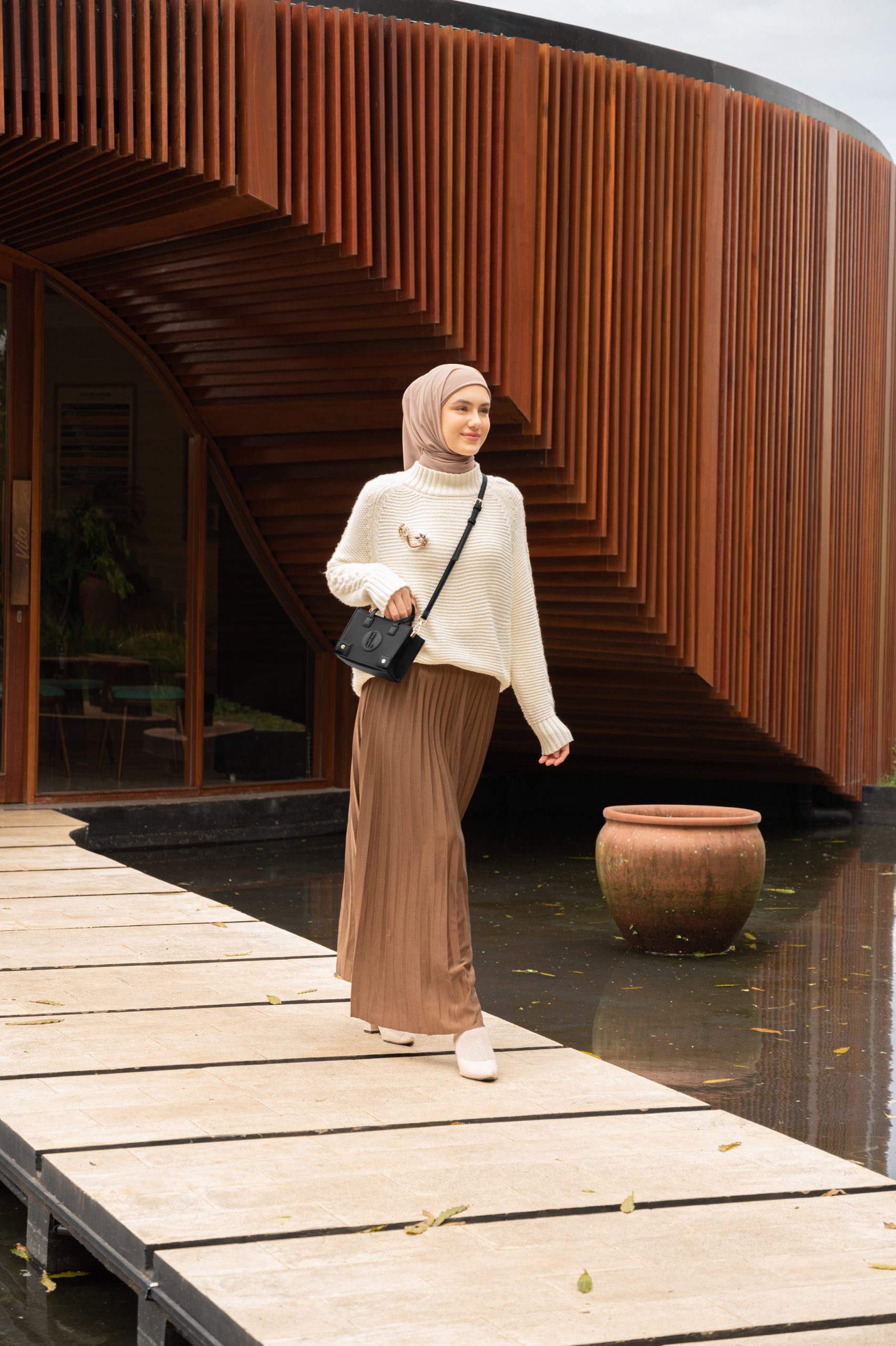 6 Inspirasi Earth Tone Outfit ala Heylocal, Lebih Catchy dan Modis