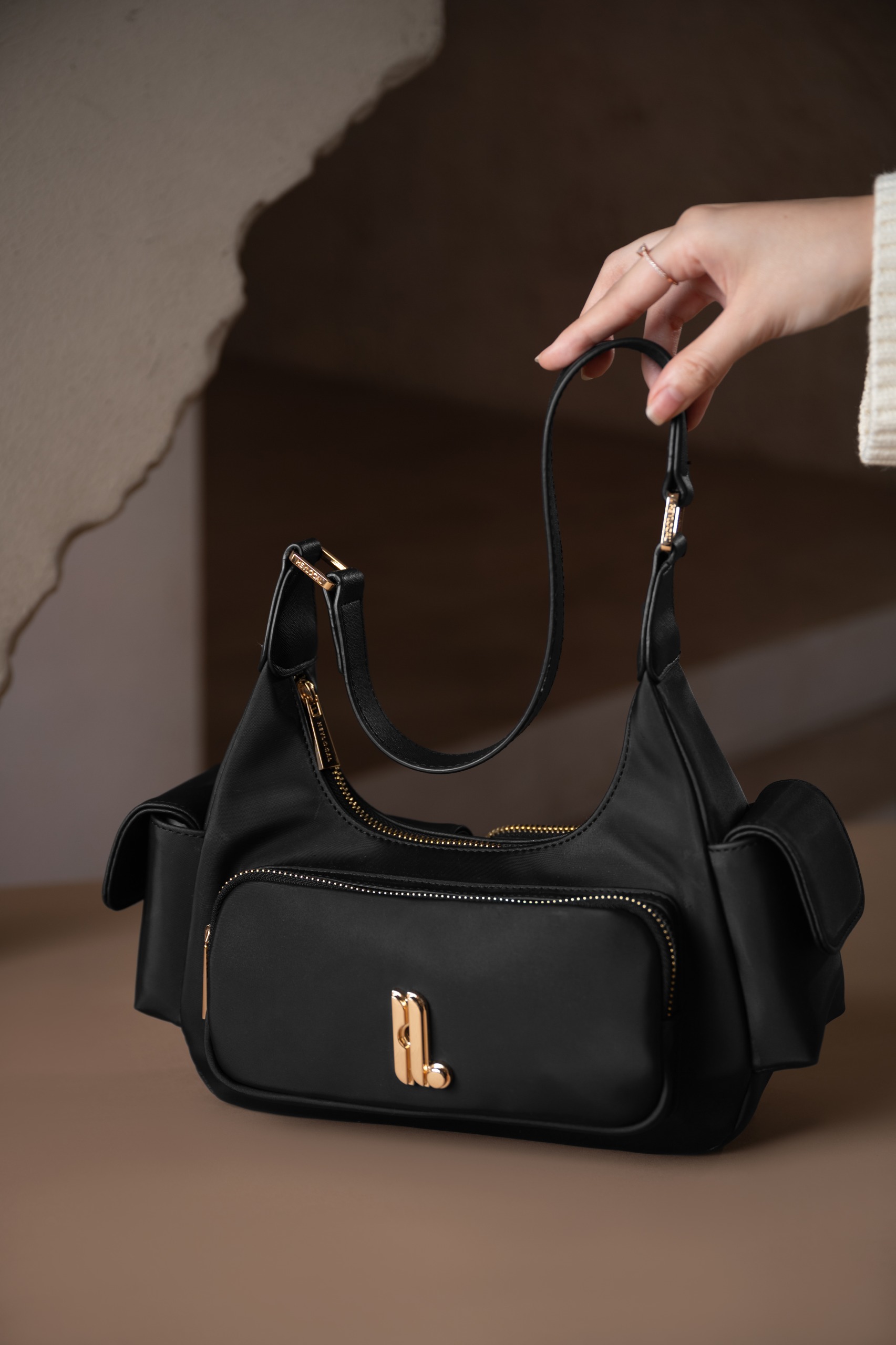 8 Rekomendasi Tas Wanita Warna Hitam, Tampilan Makin Classy!