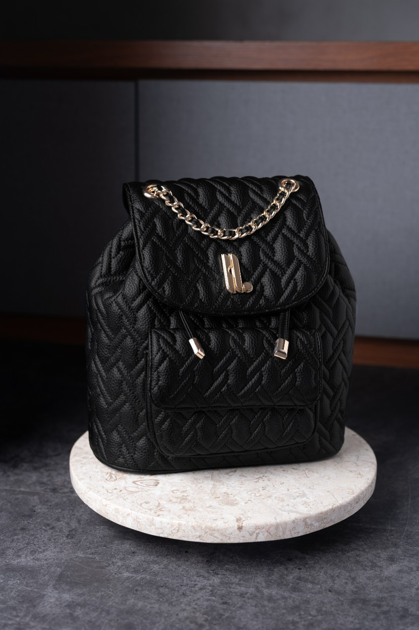 8 Rekomendasi Tas Wanita Warna Hitam, Tampilan Makin Classy!